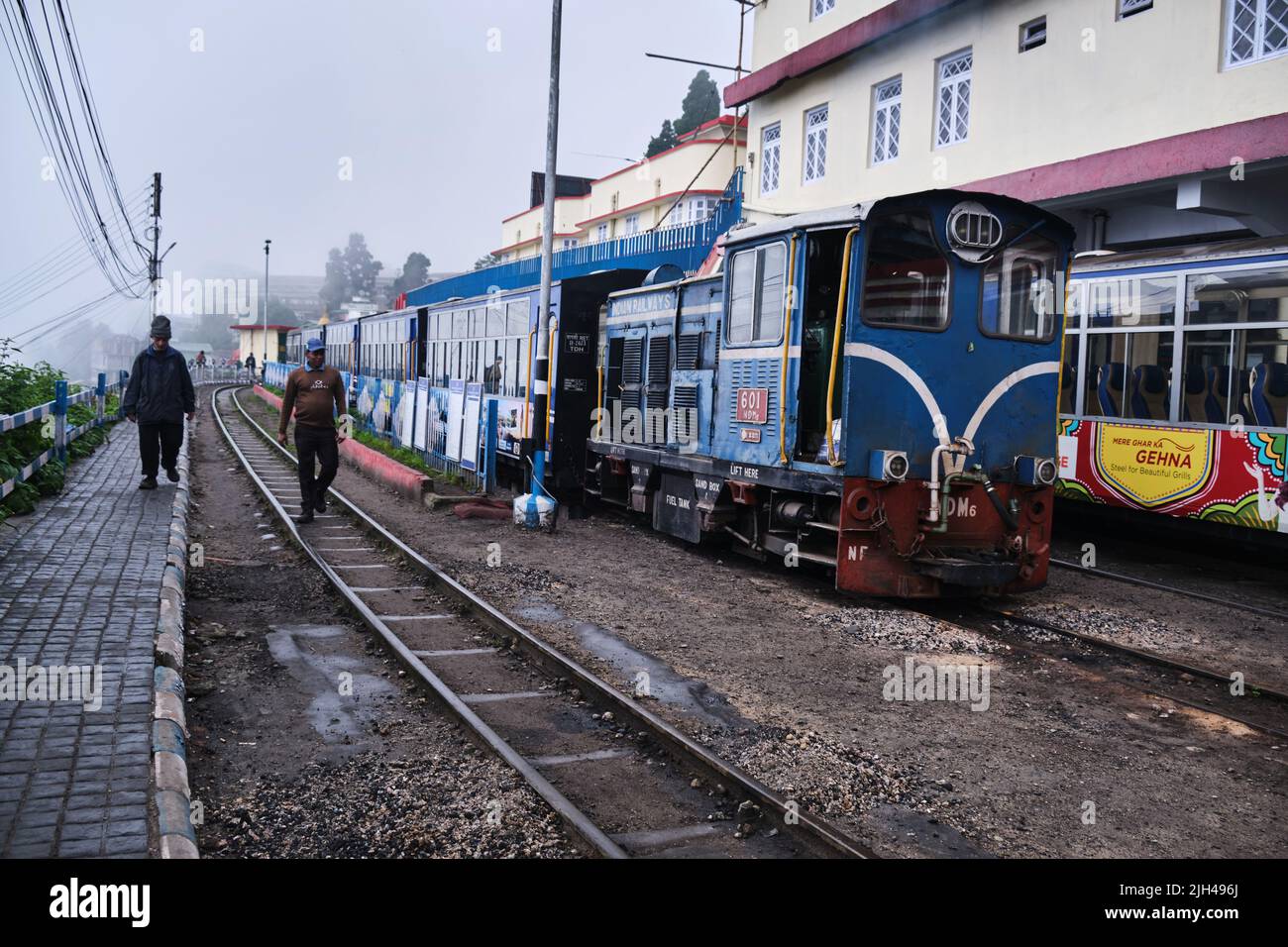 DARJEELING, INDIAN -June 22, Darjeeling Himalayan Railway at Station ...