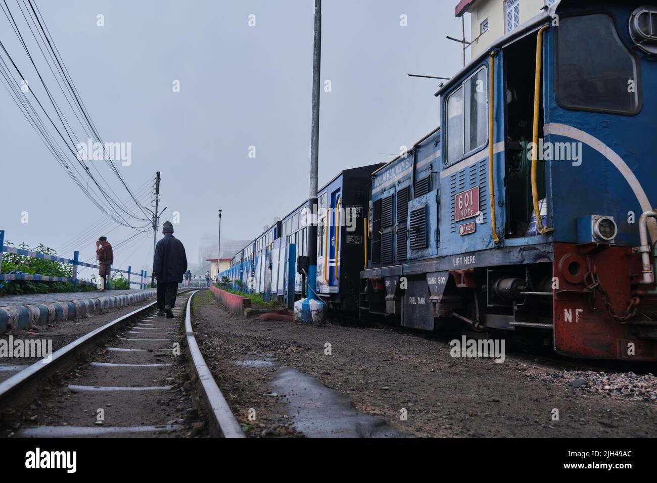 DARJEELING, INDIAN -June 22, Darjeeling Himalayan Railway at Station ...