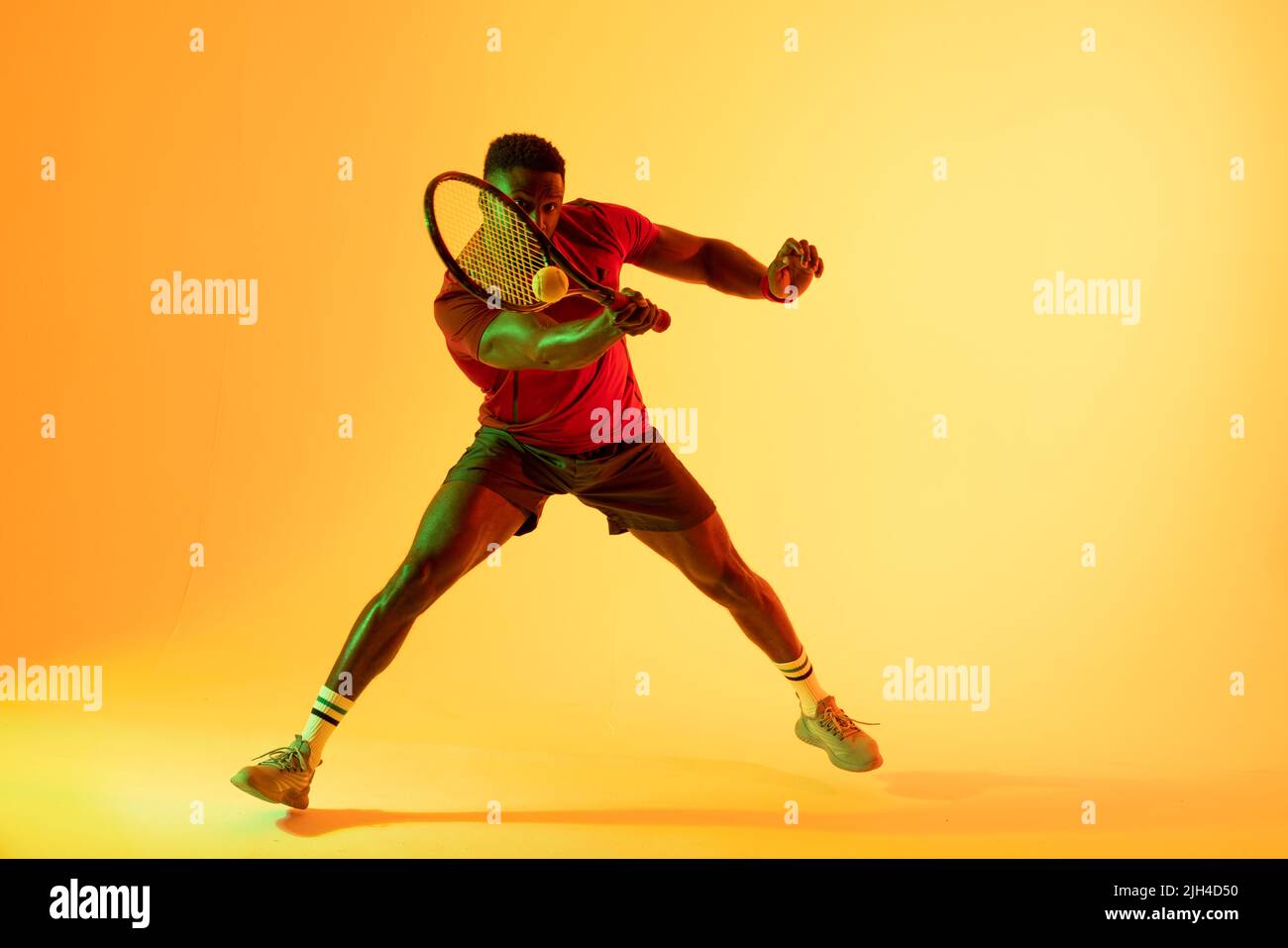 Tennis player hitting ball hi-res stock photography and images - Alamy