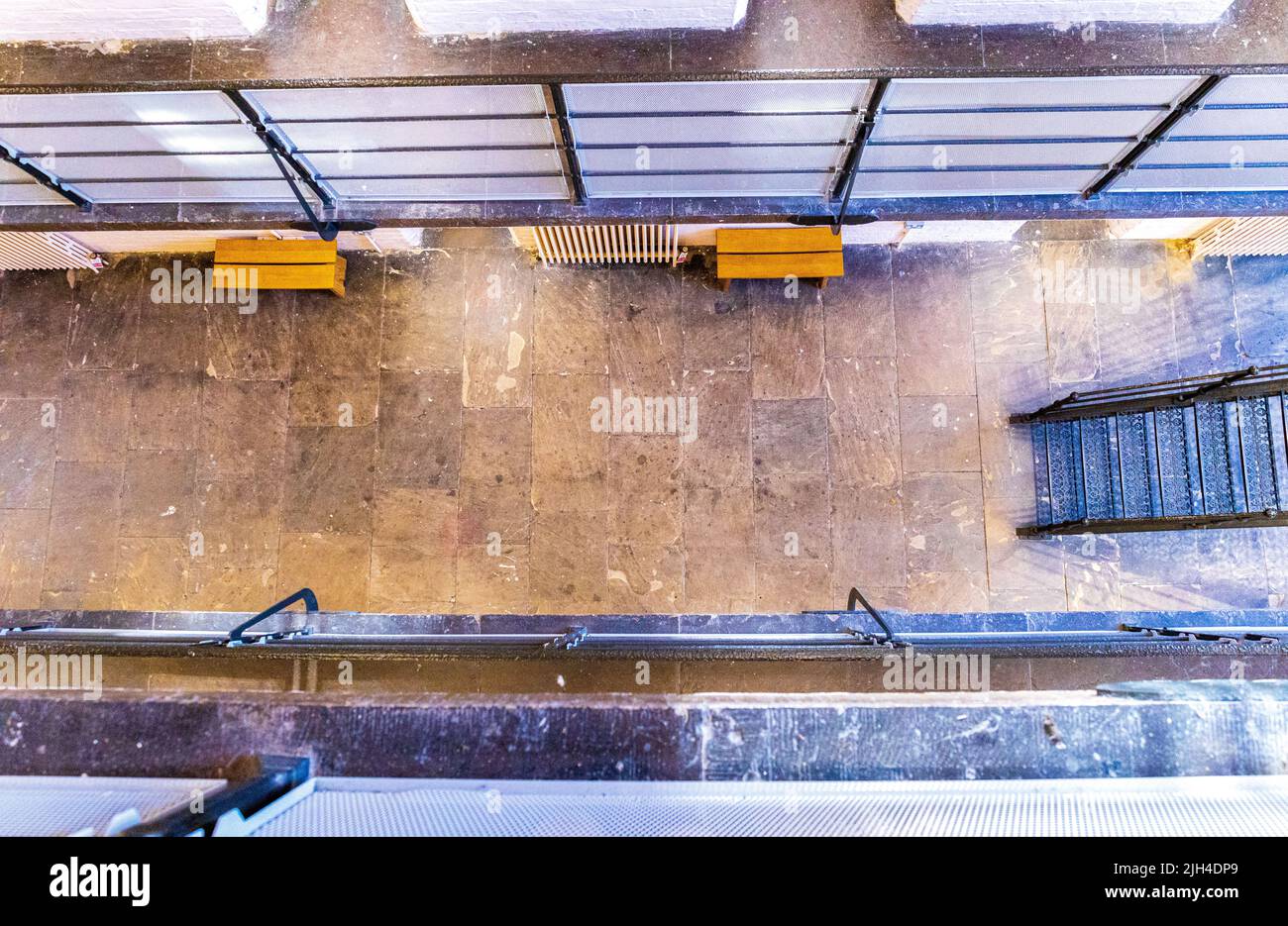 Dangerous walkways hi-res stock photography and images - Alamy