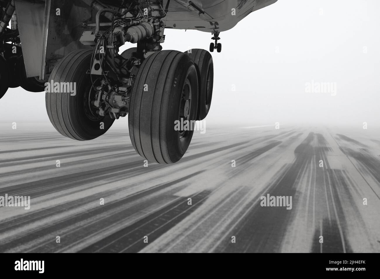 Runway visual range hi-res stock photography and images - Alamy