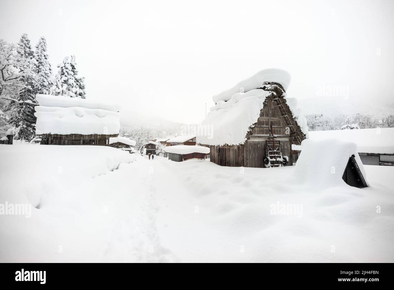 Cover by snow hi-res stock photography and images - Alamy