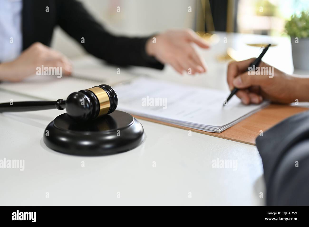 Attorney client courtroom hi-res stock photography and images - Alamy