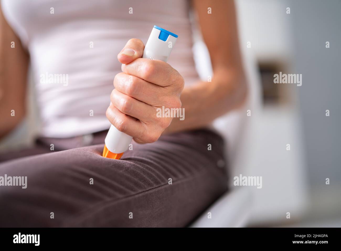 Auto Epinephrine Injector. Patient Doing Leg Injection Stock Photo - Alamy