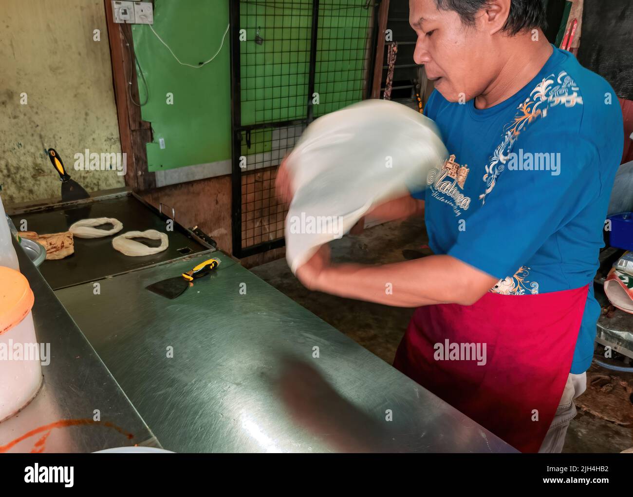 Kuantan, Malaysia - May 12, 2022 : Street hawker preparing prata bread ...