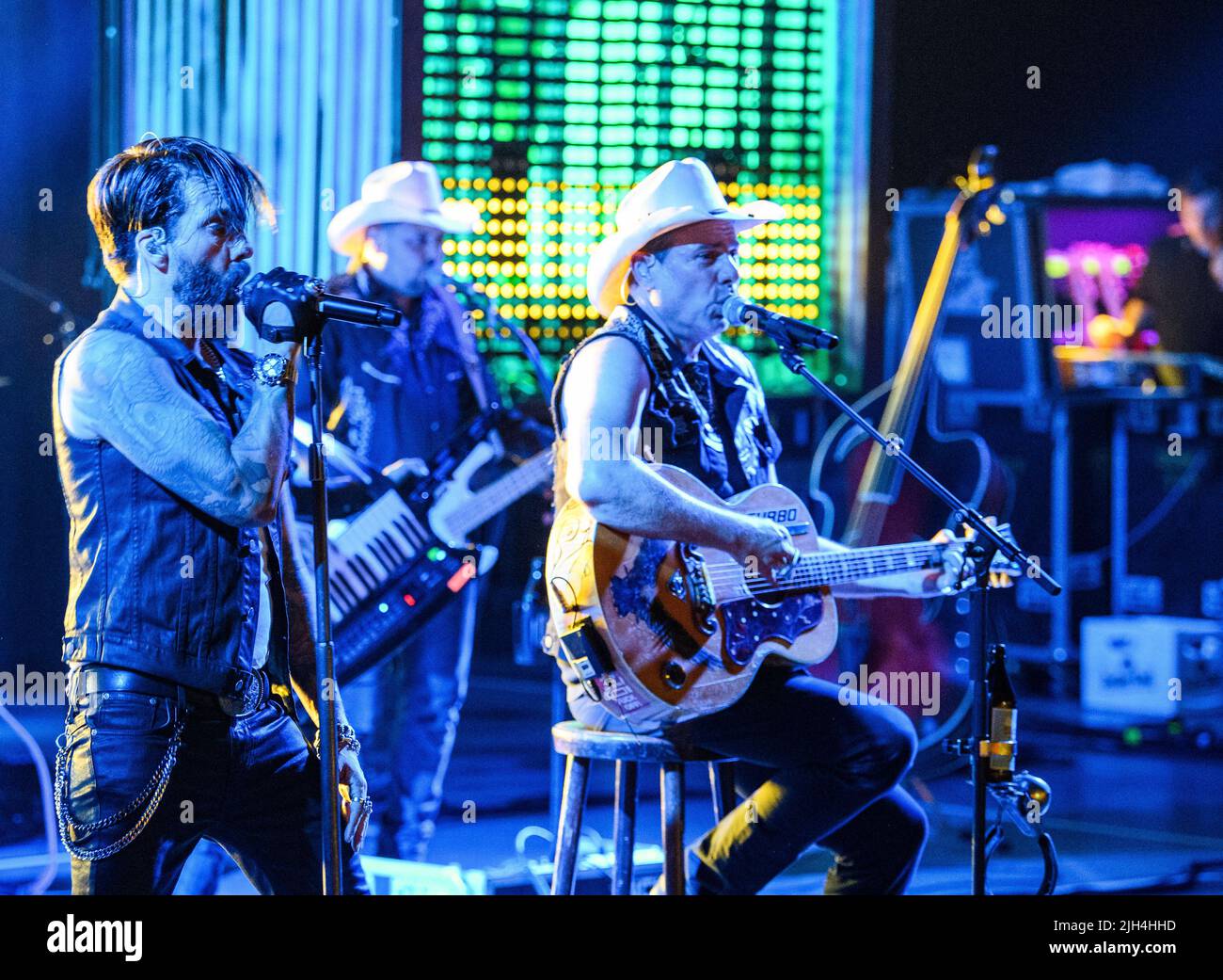 FILED - 22 June 2022, Berlin: Alec "Boss Burns" Völkel (l) and Sascha ...