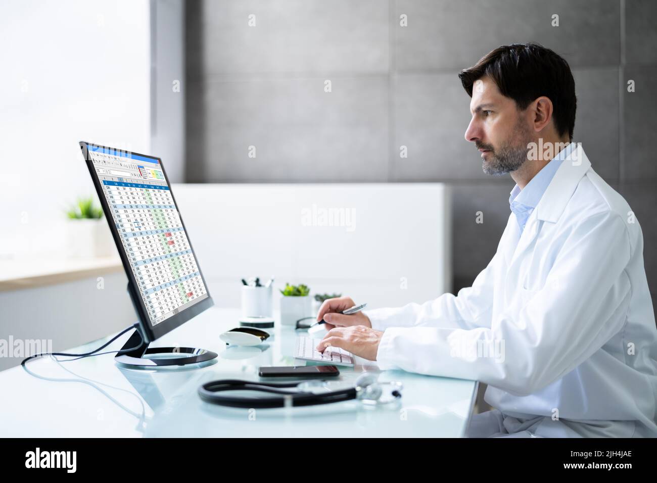Data analyst hospital hi-res stock photography and images - Alamy