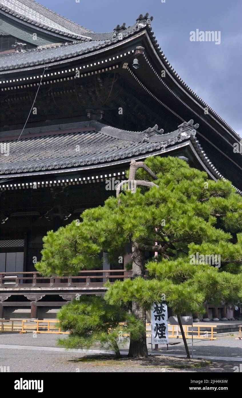 The majestic Hongwan-ji Temple, Kyoto JP Stock Photo - Alamy