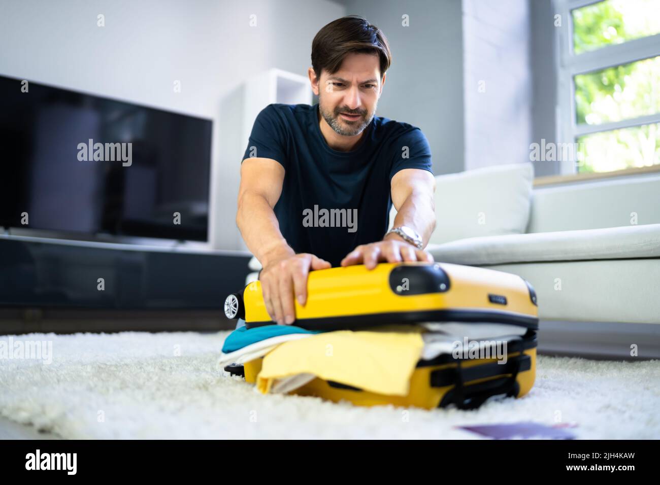 Man pack suitcase hi-res stock photography and images - Alamy