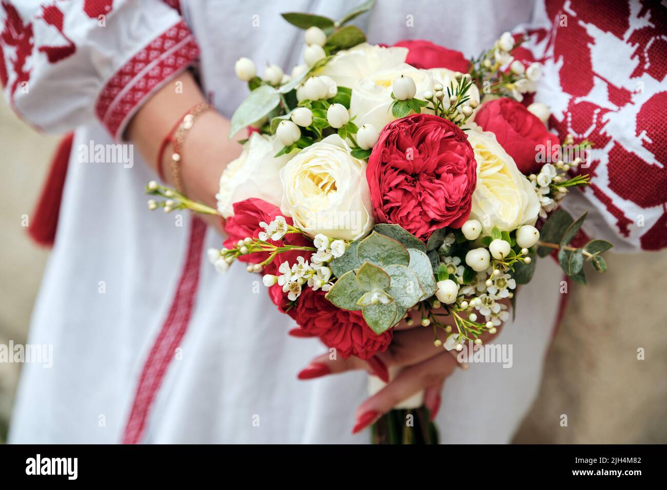 Bride in ukrainian suit holding a beautiful bouquet Stock Photo - Alamy