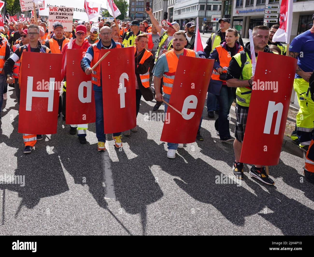 Hamburg, Germany. 15th July, 2022. Port workers with Verdi flags and ...