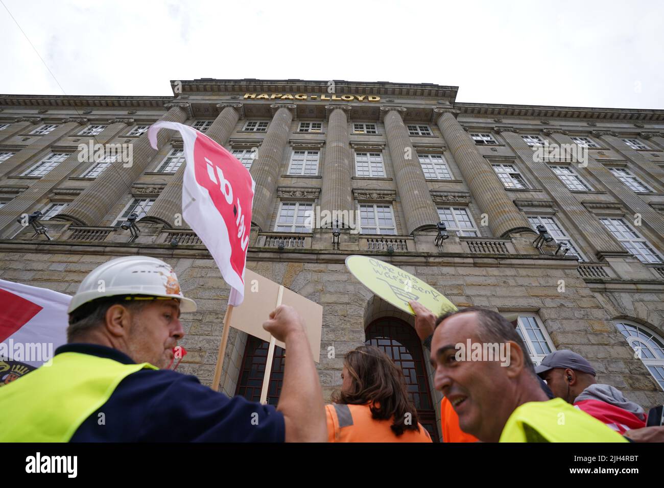 Hamburg, Germany. 15th July, 2022. Port workers with Verdi flags ...