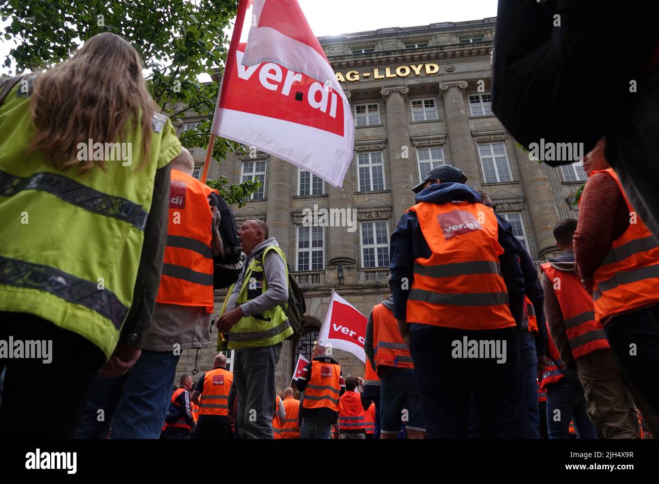 Hamburg, Germany. 15th July, 2022. Port workers with Verdi flags ...