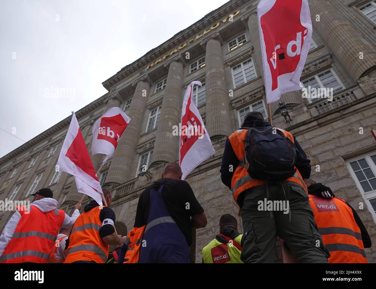Hamburg, Germany. 15th July, 2022. Port workers with Verdi flags ...