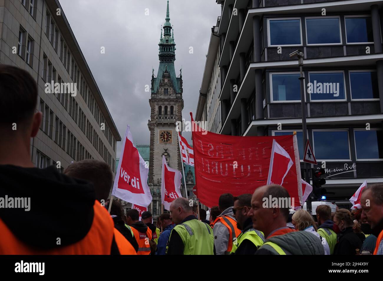 Hamburg, Germany. 15th July, 2022. Port workers with Verdi flags ...