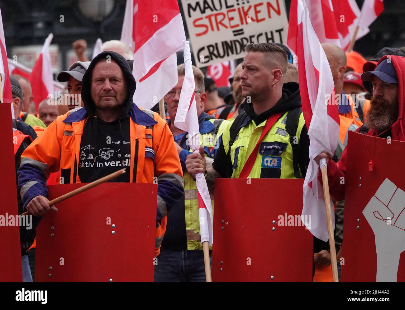 Hamburg, Germany. 15th July, 2022. Port workers with Verdi flags ...