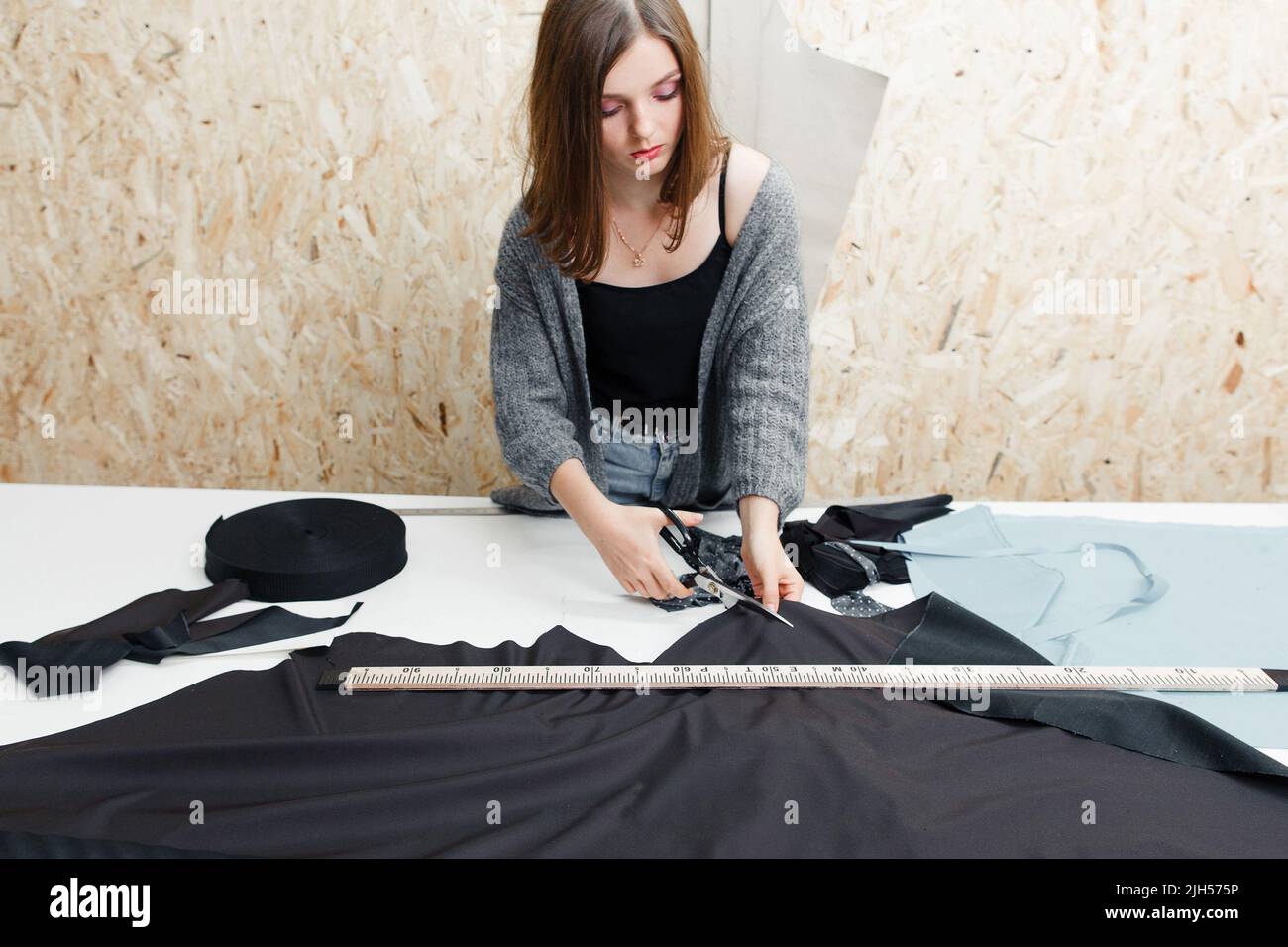 Cutting fabric hi-res stock photography and images - Alamy