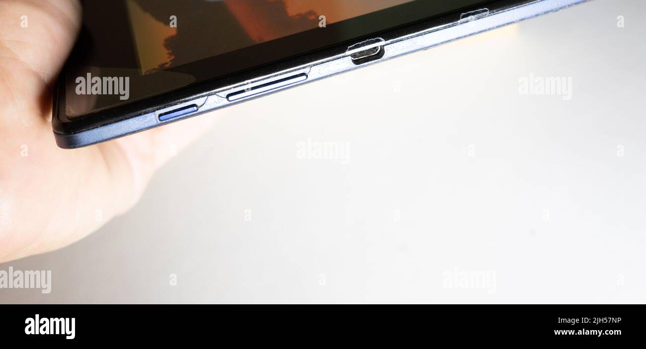 The end of the tablet with cracks in the case near the buttons. Copy ...