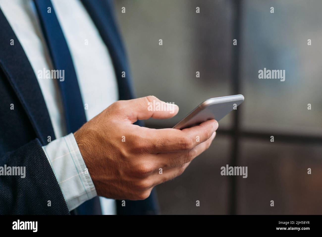 Hand holding smartphone hi-res stock photography and images - Alamy