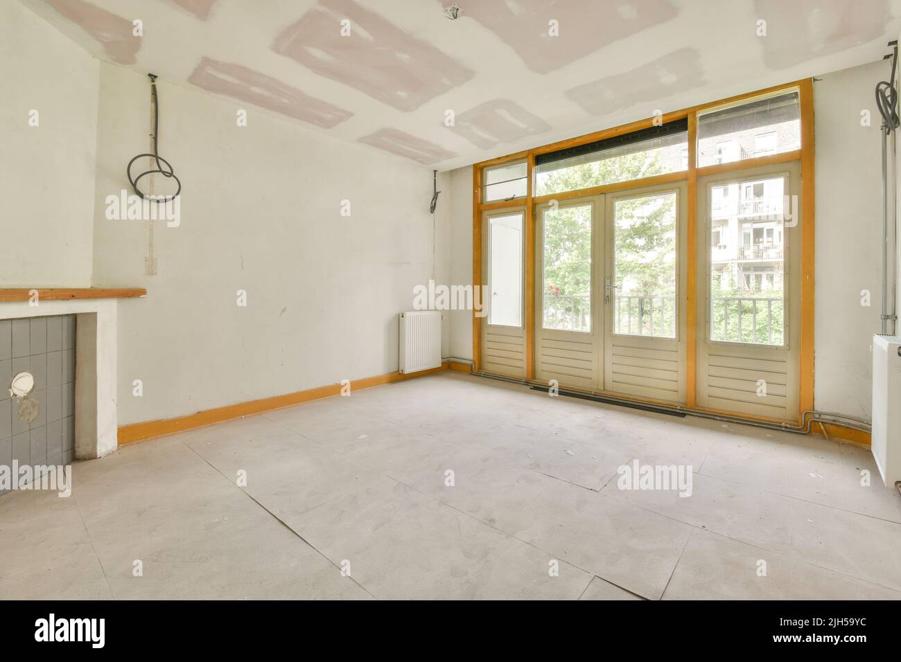 A cozy and spacious empty room in a luxury house Stock Photo - Alamy