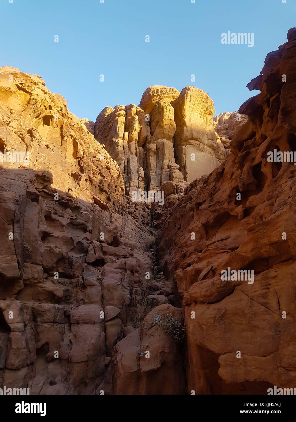Sundown and rocky mountains before the sunset in Wadi Rum desert ...