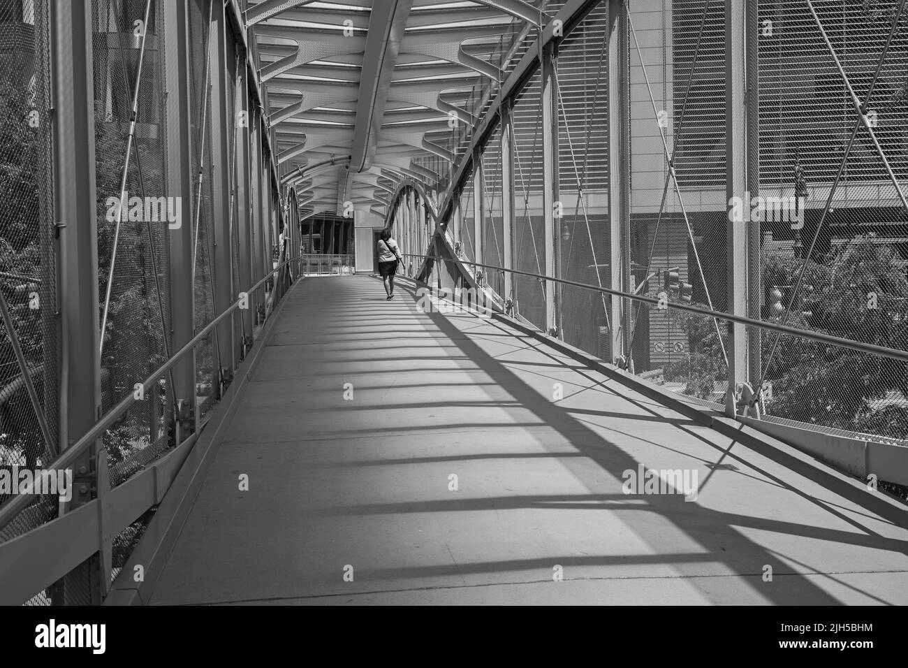 New York, NY, USA - July 16, 2022: A screen enclosed pedestrian walkway ...