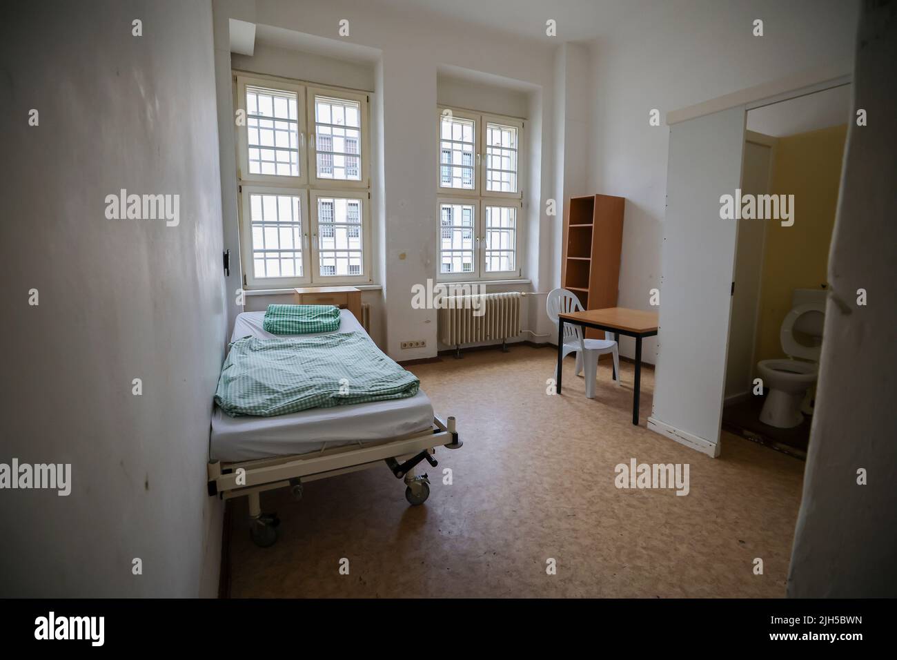 Leipzig, Germany. 15th July, 2022. View into a detention room in the ...