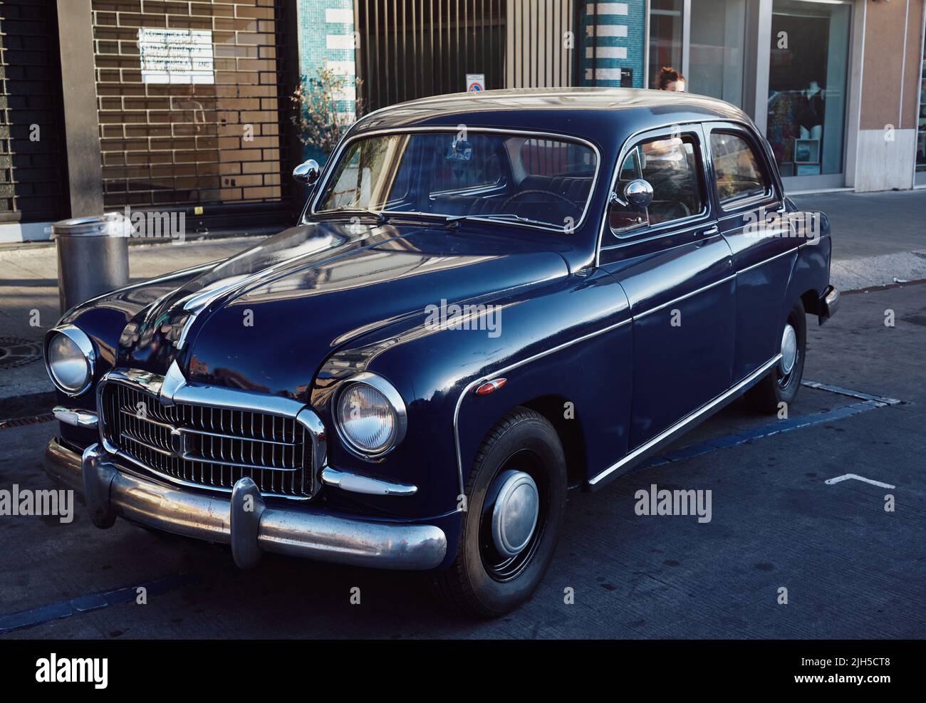 Italian race car in garage hi-res stock photography and images - Alamy