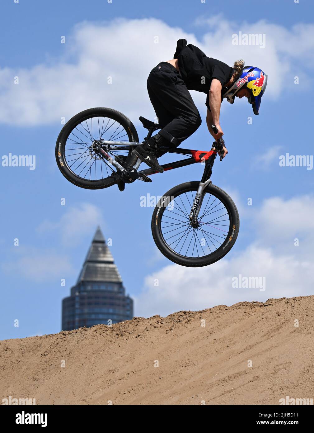 15 July 2022, Hessen, Frankfurt/Main: Erik Fedko from Germany shows off ...