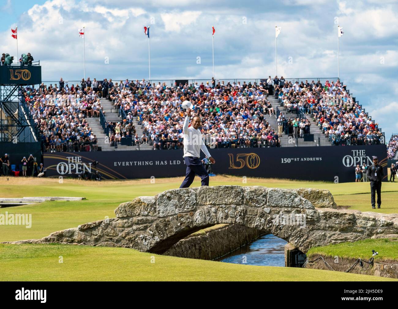 Tiger woods 2022 swilken bridge hi-res stock photography and images - Alamy