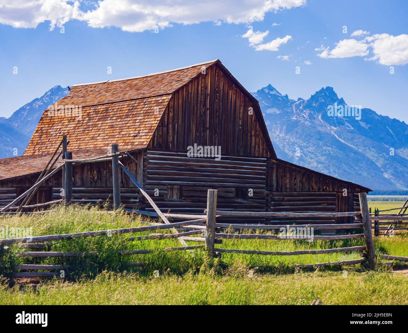 Sunny barn exterior hi-res stock photography and images - Alamy