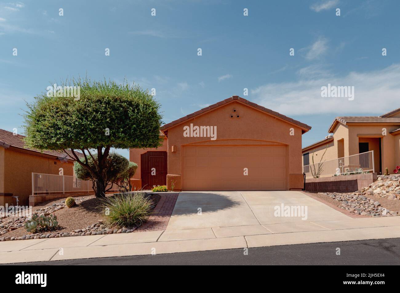 Traditional Arizona House in Tucson, Arizona. Beautiful modern American ...