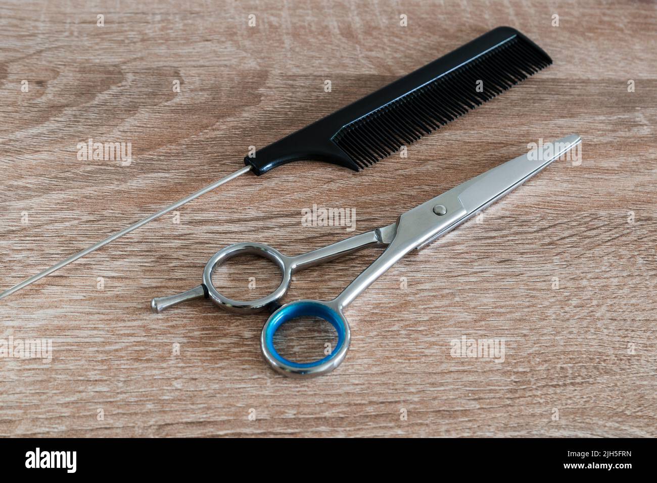 Scissors and comb for cutting hair at home Stock Photo - Alamy