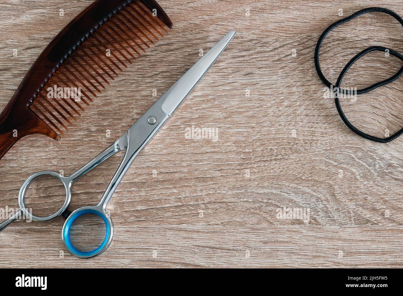 Scissors and comb for cutting hair at home Stock Photo - Alamy
