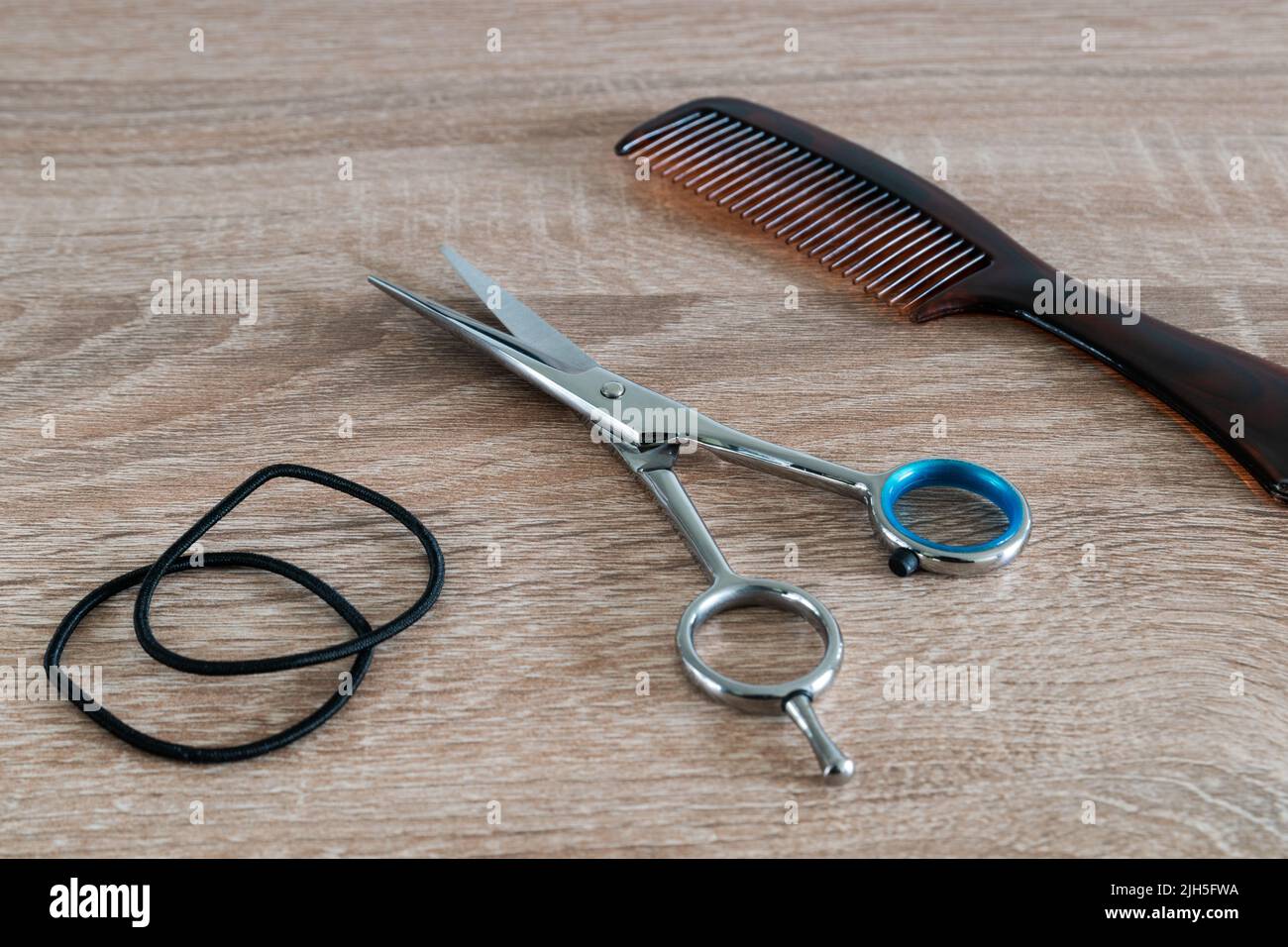 Hair scissors and comb hi-res stock photography and images - Alamy