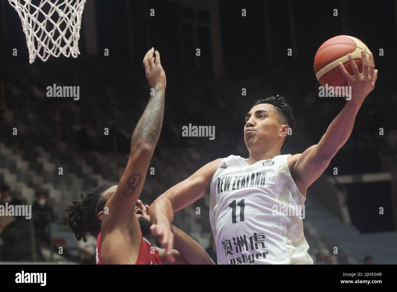 Jakarta, Indonesia. 15th July, 2022. Flynn Cameron (R) of New Zealand ...