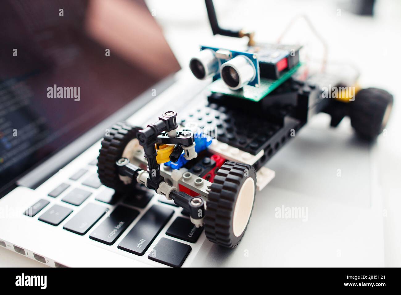 Car up on blocks hi-res stock photography and images - Alamy