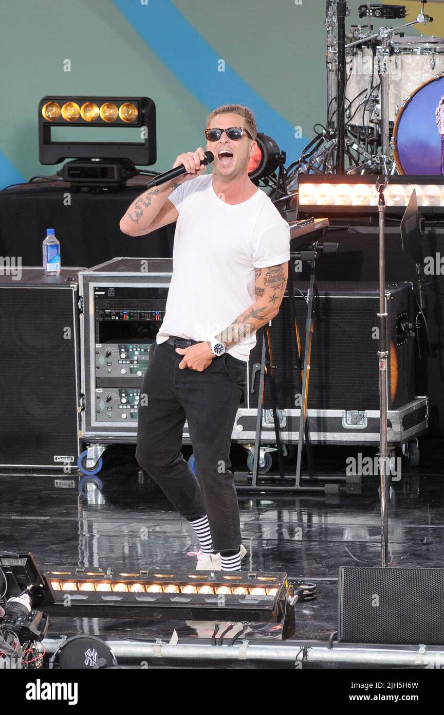 Ryan tedder of onerepublic hi-res stock photography and images - Alamy