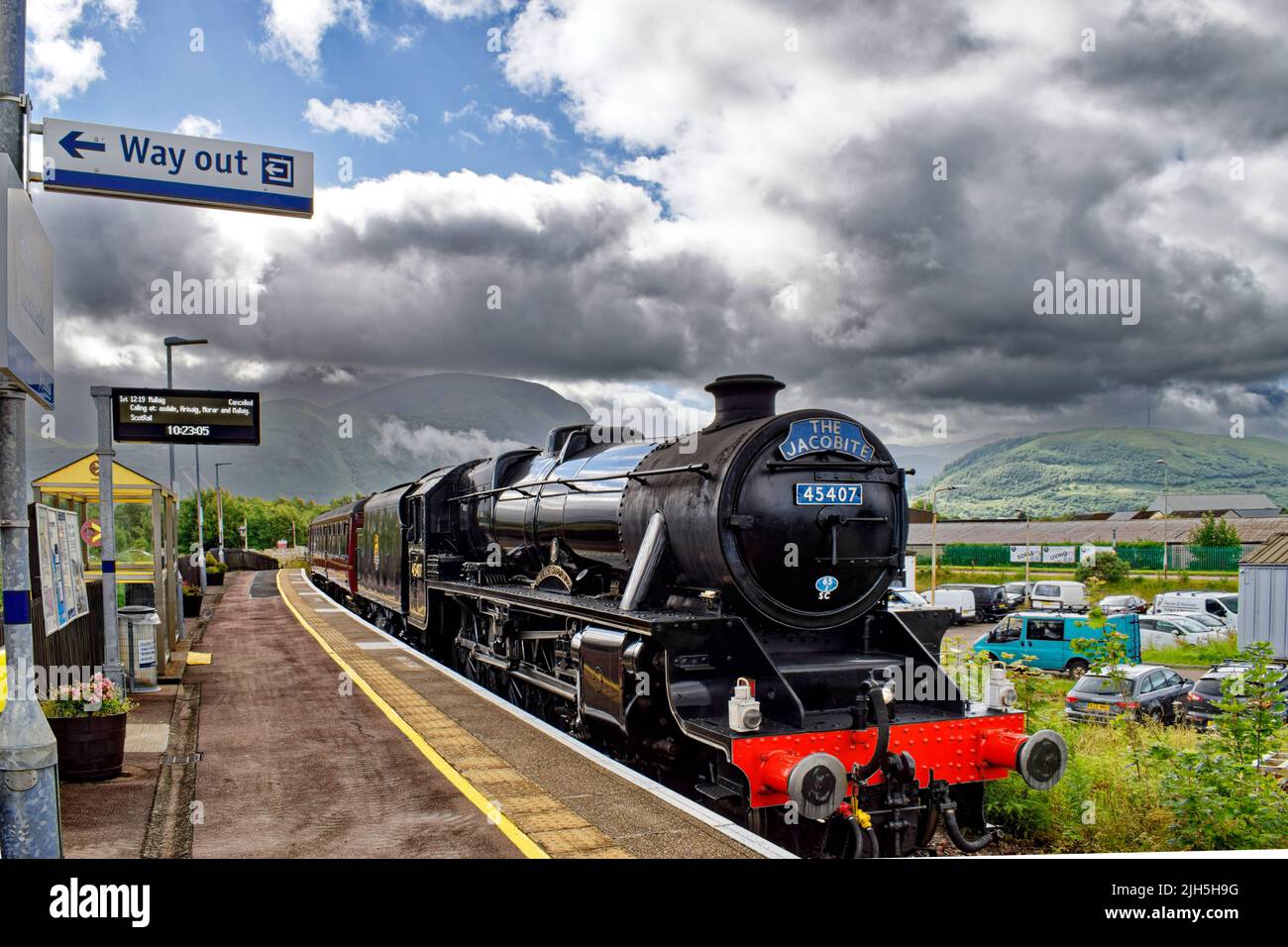FORT WILLIAM SCOTLAND JACOBITE STEAM TRAIN PASSING THROUGH BANAVIE ...