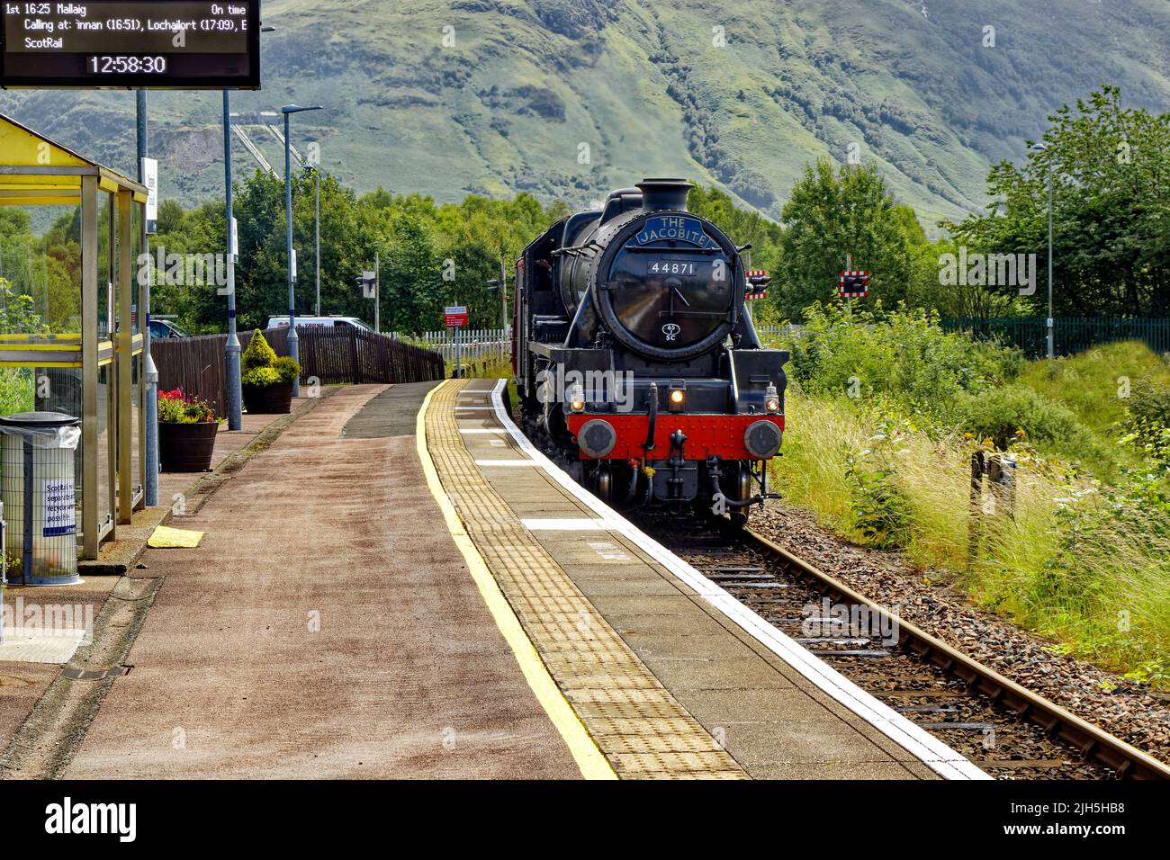 FORT WILLIAM SCOTLAND THE JACOBITE STEAM TRAIN ARRIVING AT BANAVIE ...