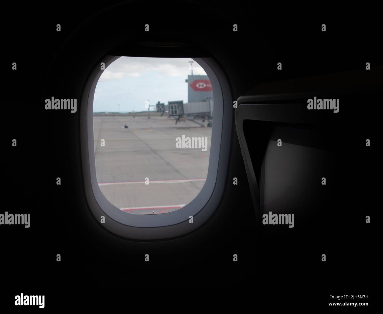 Looking out window seat plane hi-res stock photography and images - Alamy
