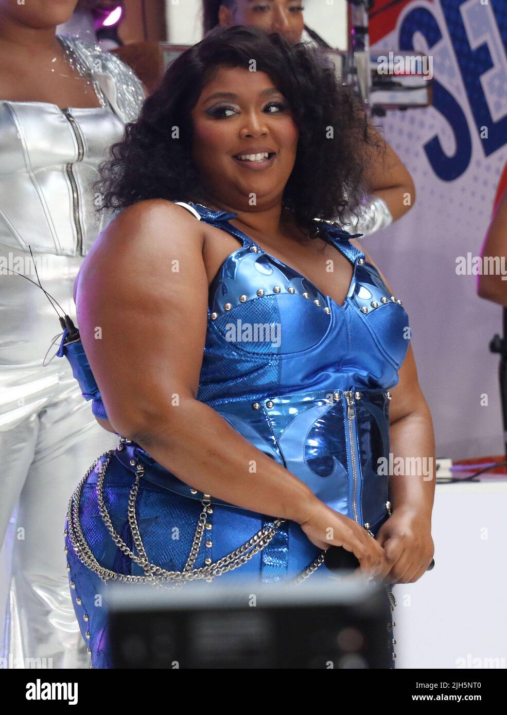 Lizzo singing on stage hi-res stock photography and images - Alamy