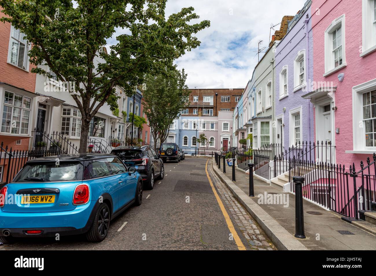 Narrow streets london hi-res stock photography and images - Alamy