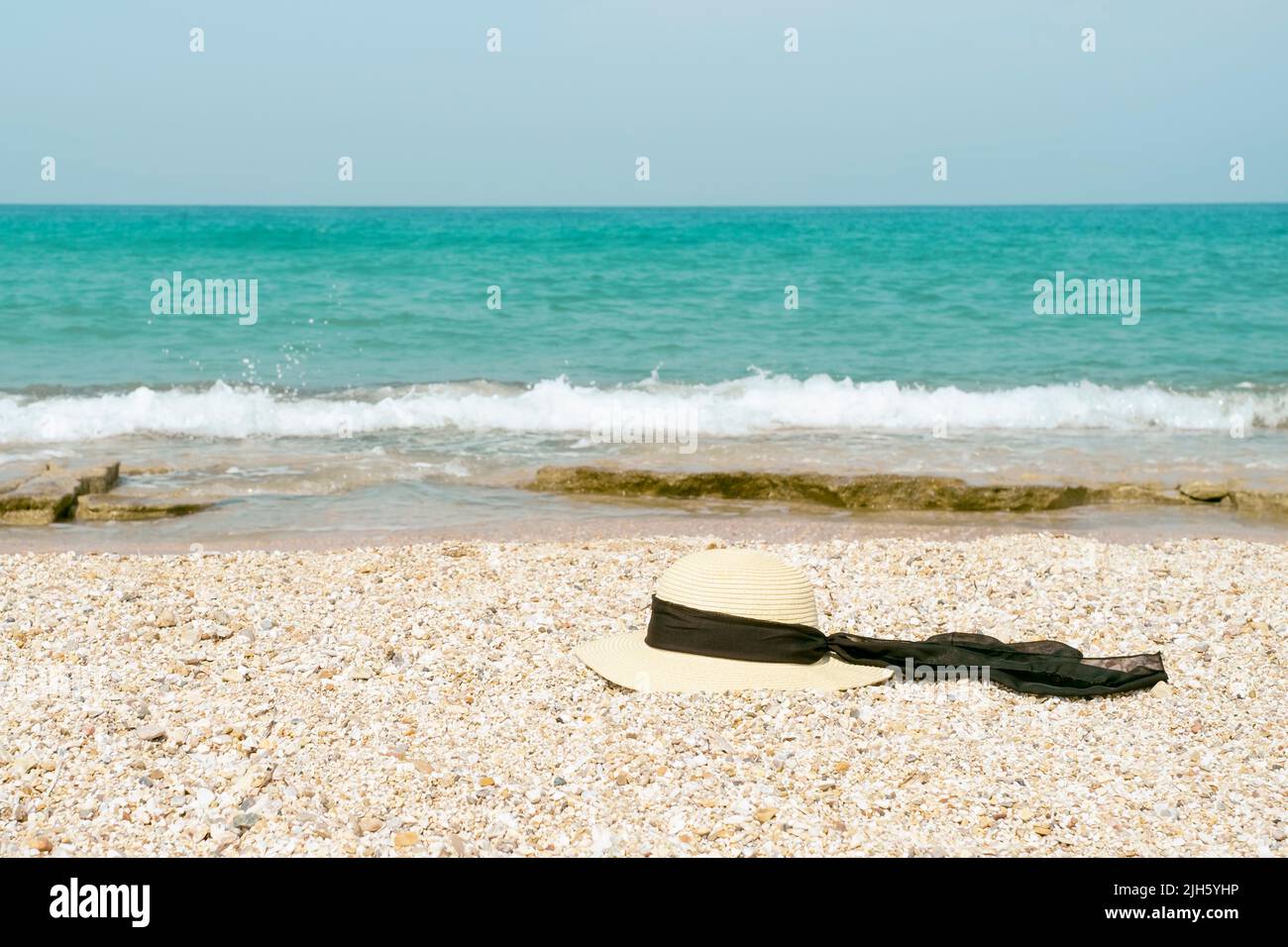 Sun hat on the beach Stock Photo - Alamy