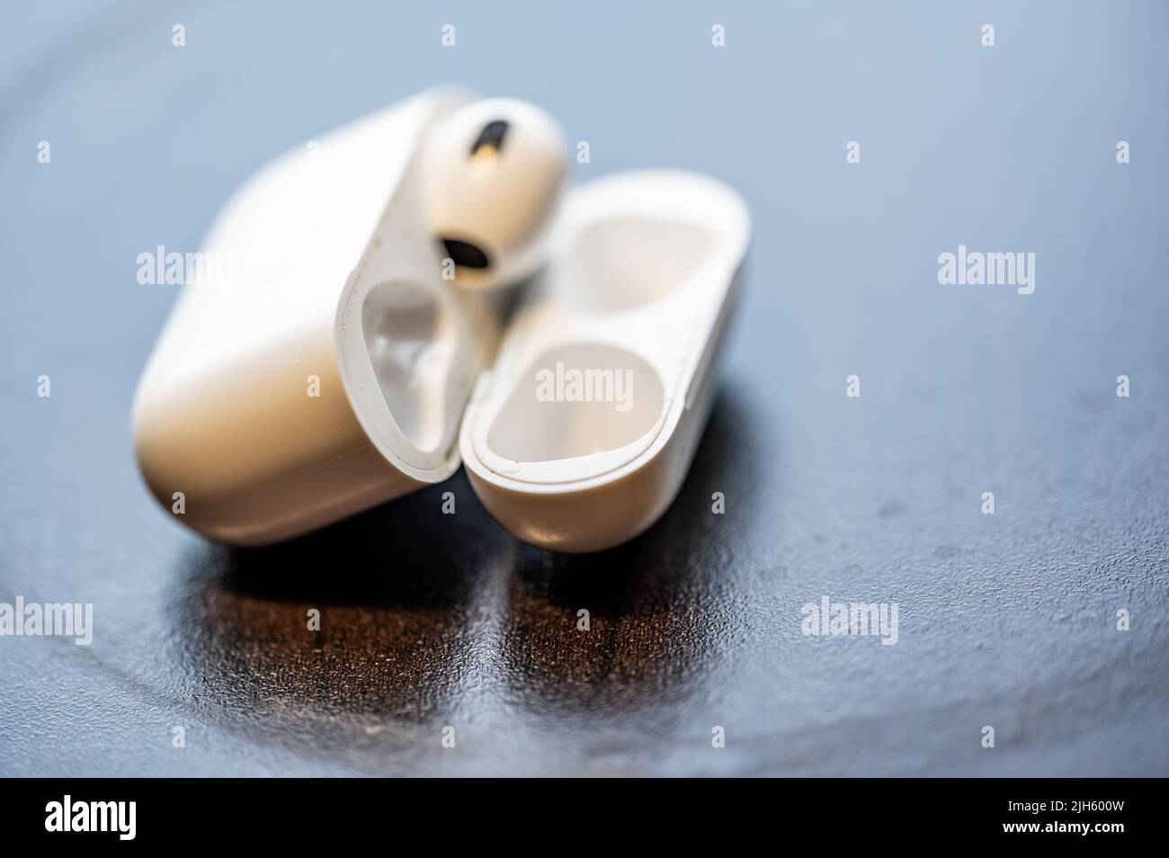 Singular airpod hi-res stock photography and images - Alamy