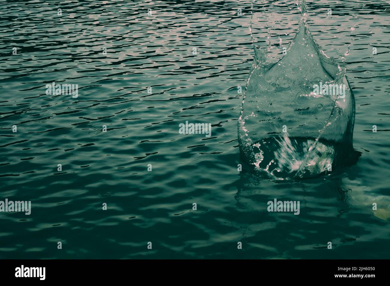 Rock splash in lake hi-res stock photography and images - Alamy