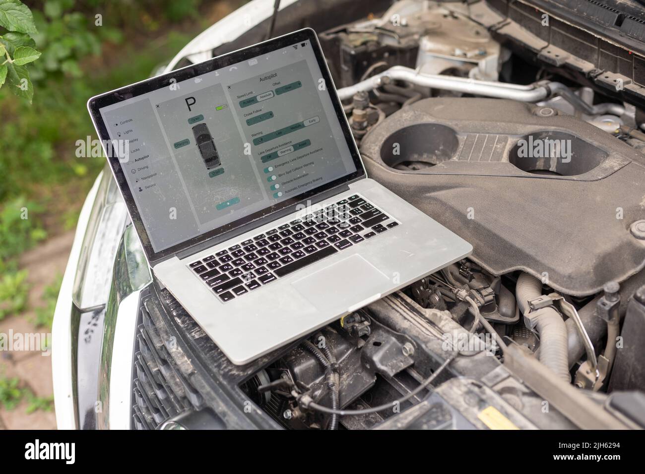 Mechanic using laptop diagnostic hi-res stock photography and images ...