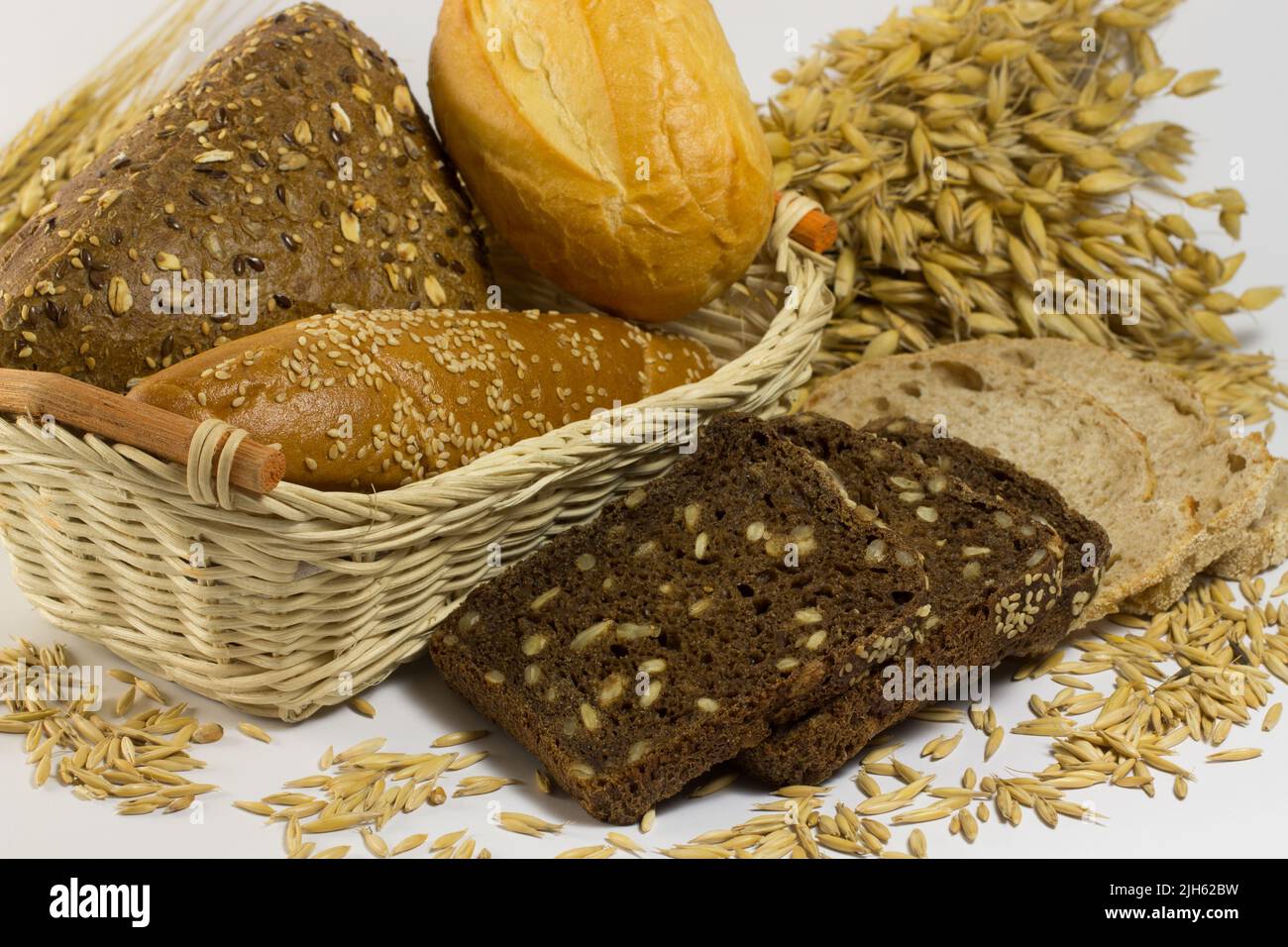 Different types bread in basket hi-res stock photography and images - Alamy