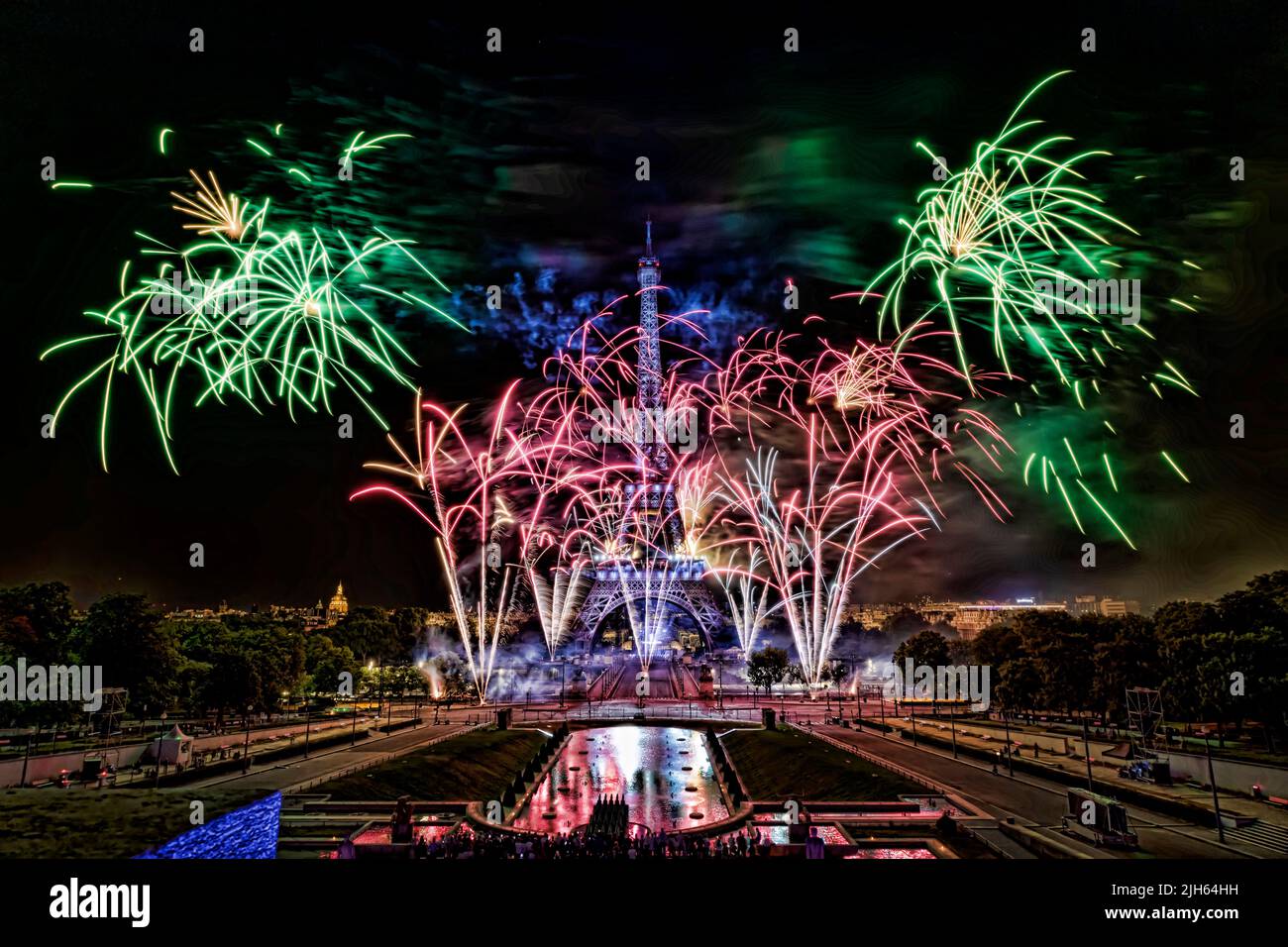 Paris, France. 14th July, 2022. Night scene of fireworks at Eiffel ...