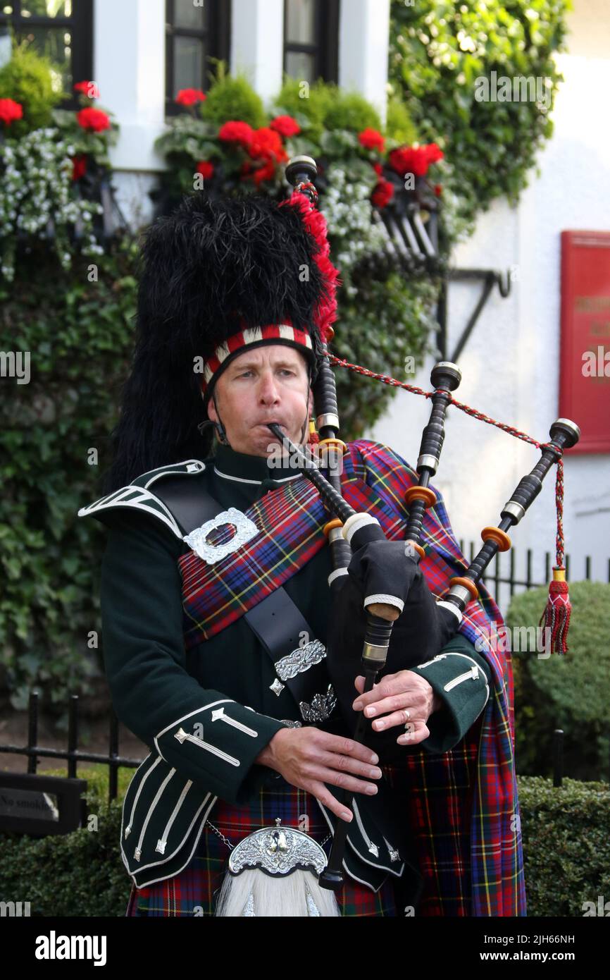 Scottish piper in full dress hi-res stock photography and images - Alamy